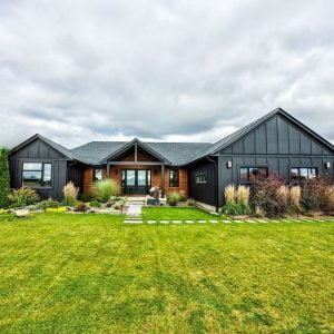 25 Striking Black Modern Homes That Make a Statement