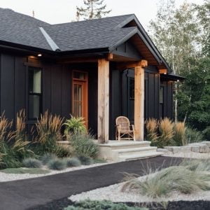 25 Striking Black Modern Homes That Make a Statement